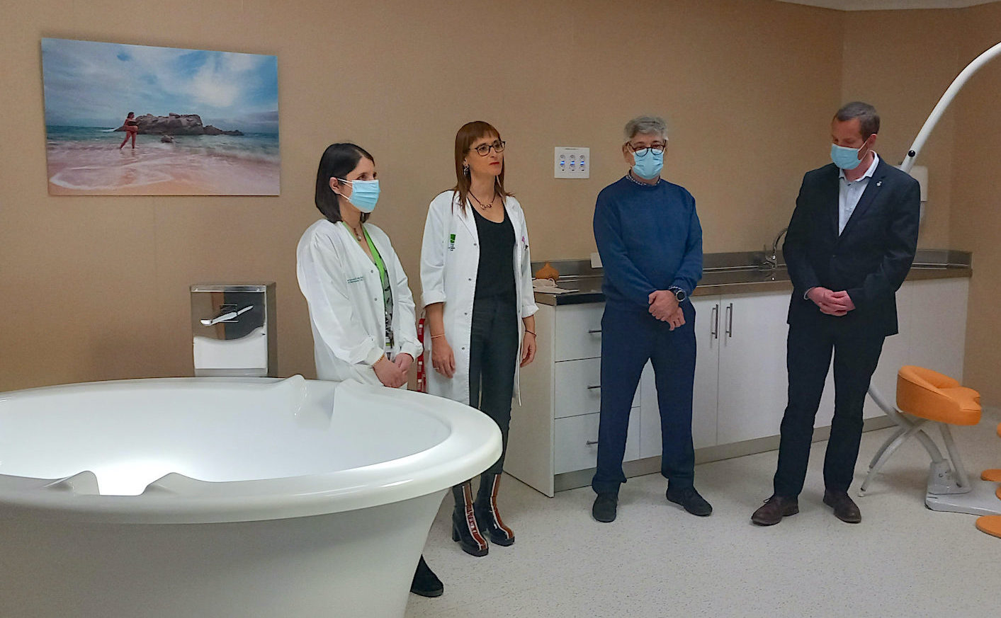 El Hospital de Calella inaugura una sala con bañera para atender partos ...